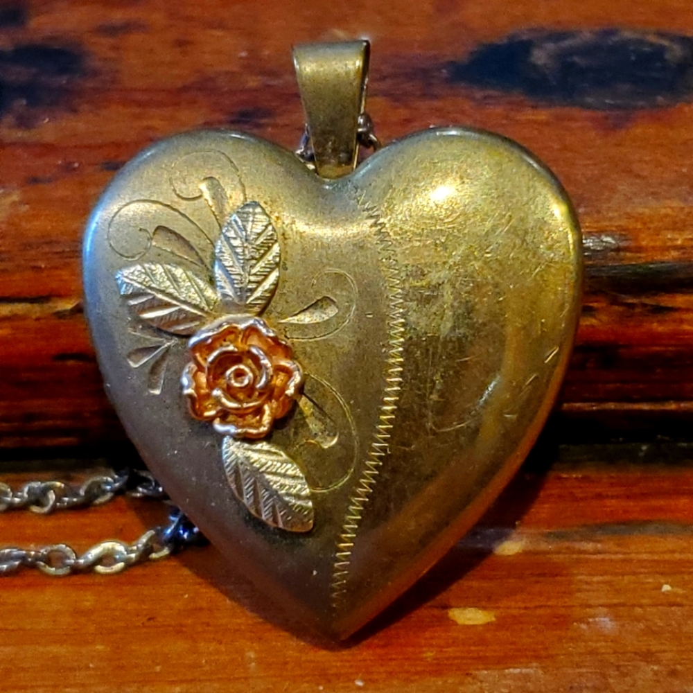 Vintage 70's Gold Tone Triple Locket Delecate Chain - Gem